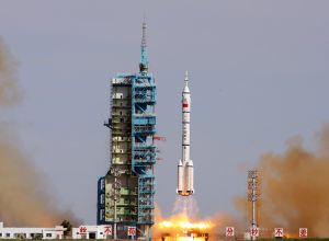 Shenzhou 10 docks with Tiangong 1